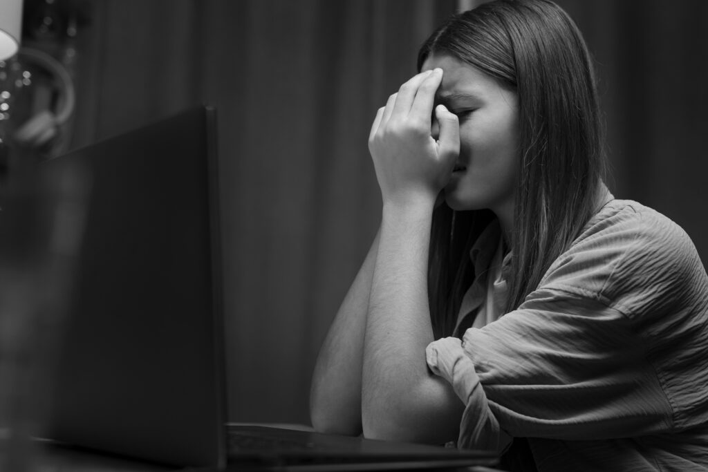 Assédio virtual: o que é, como evitar e como denunciar?